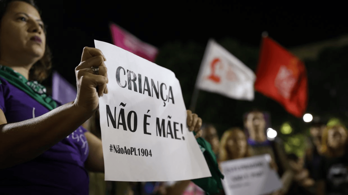 Manifestantes Vão às Ruas Em Ato Contra Projeto De Lei Que Equipara